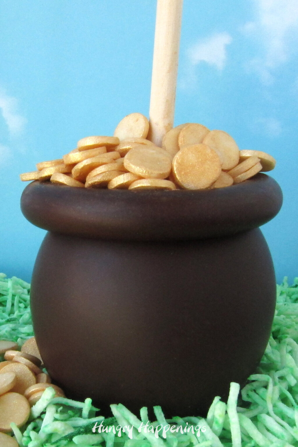 Pot of Gold Caramel Apples | Hungry Happenings