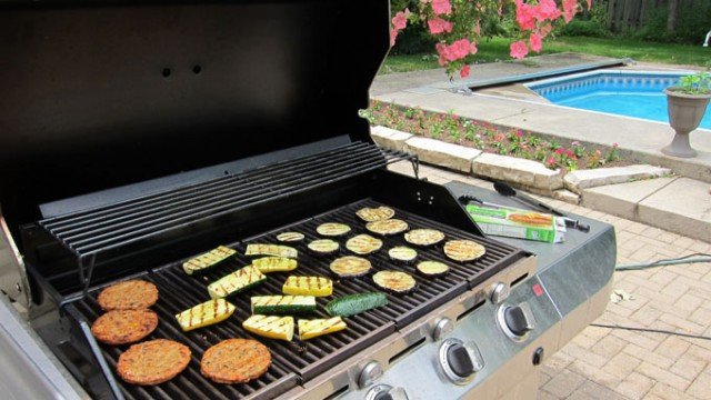 Perfect Pool Party Pizzas | Hungry Happenings