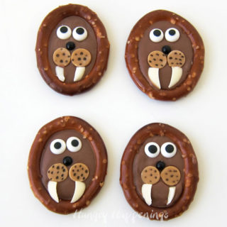 Christmas Pretzels - Adorably Decorated Chocolate Pretzels